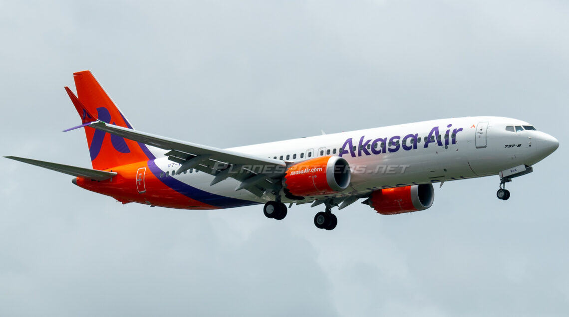 Akasa Air Flight Takes off for the first time with New B737 ...