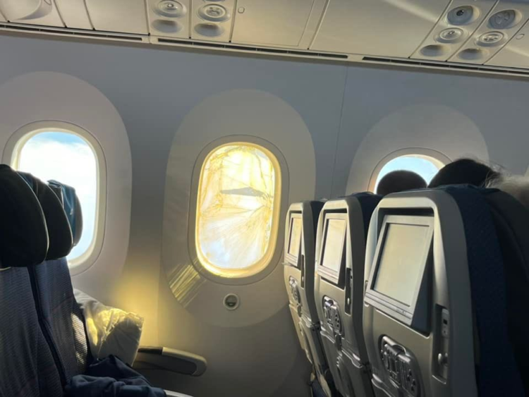 LOT Polish Boeing 787 Sustained Window Crack Approaching New York