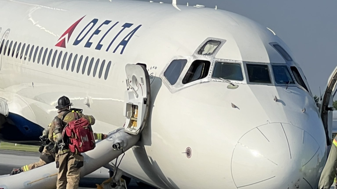 Delta Air Lines Boeing 717 made an Emergency Landing without Nose Gear ...
