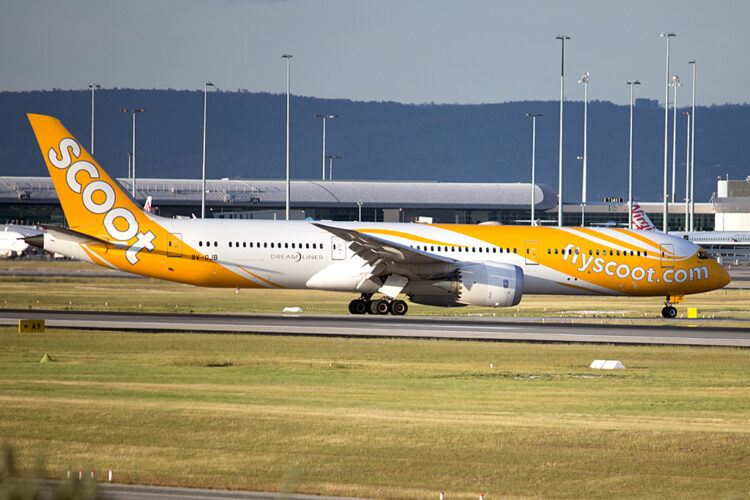 Singapore's Scoot Boeing 787 Lands Without Nose Wheel in Taiwan ...