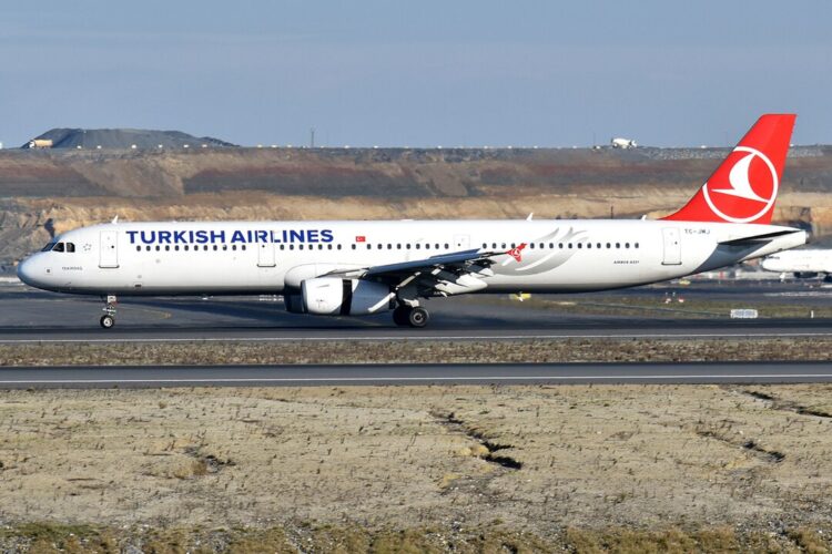 Turkish Airlines Airbus A321 Makes An Emergency Landing at Hamburg ...