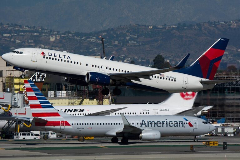 Los Angeles International Airport: Which Airlines Have Hubs There?