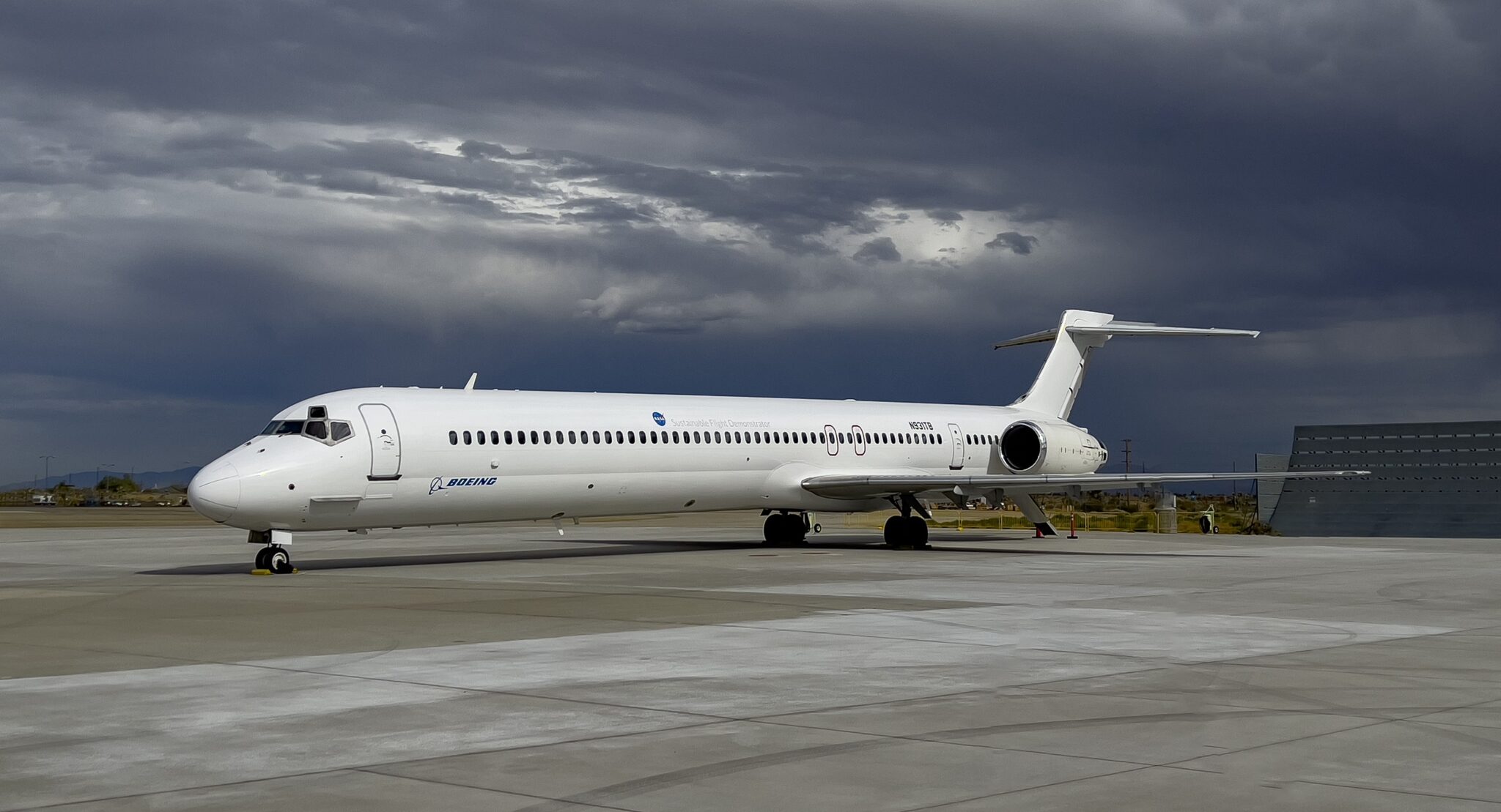 Boeing MD-90 arrives in California for New Truss-Braced Wing ...