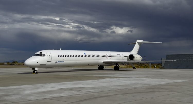 Boeing MD-90 arrives in California for New Truss-Braced Wing ...