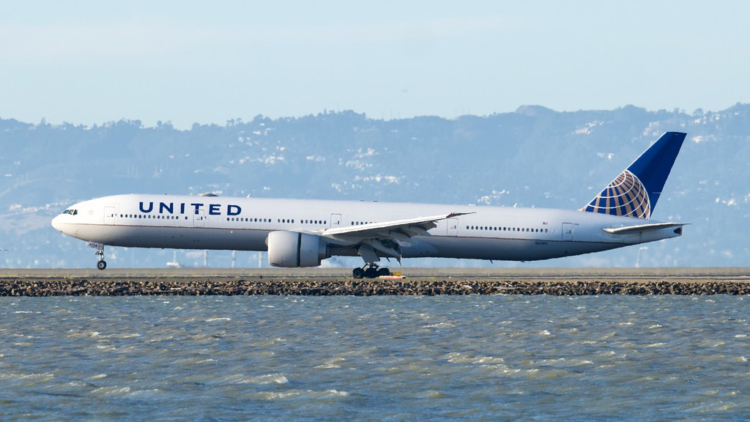 United 777 from Sydney to San Francisco Makes Emergency Landing ...