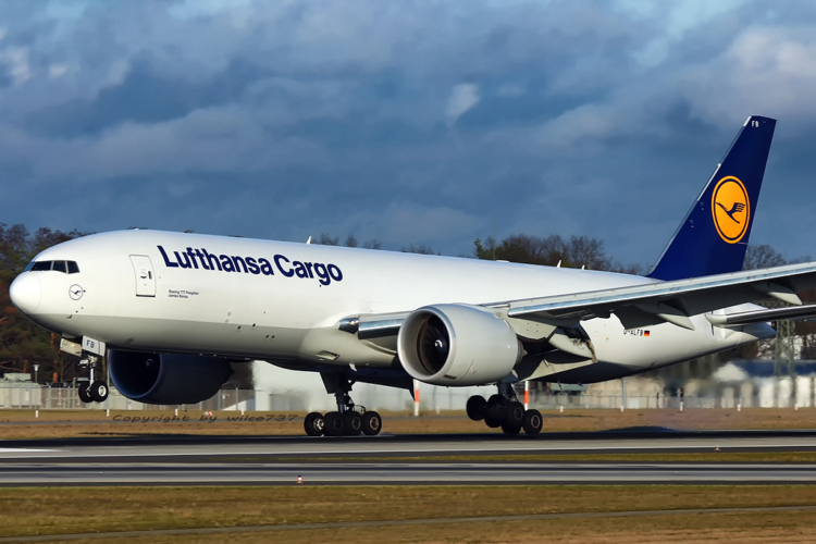 Lufthansa Carry its First Airbus A350 New XWB Engine on Boeing 777F ...