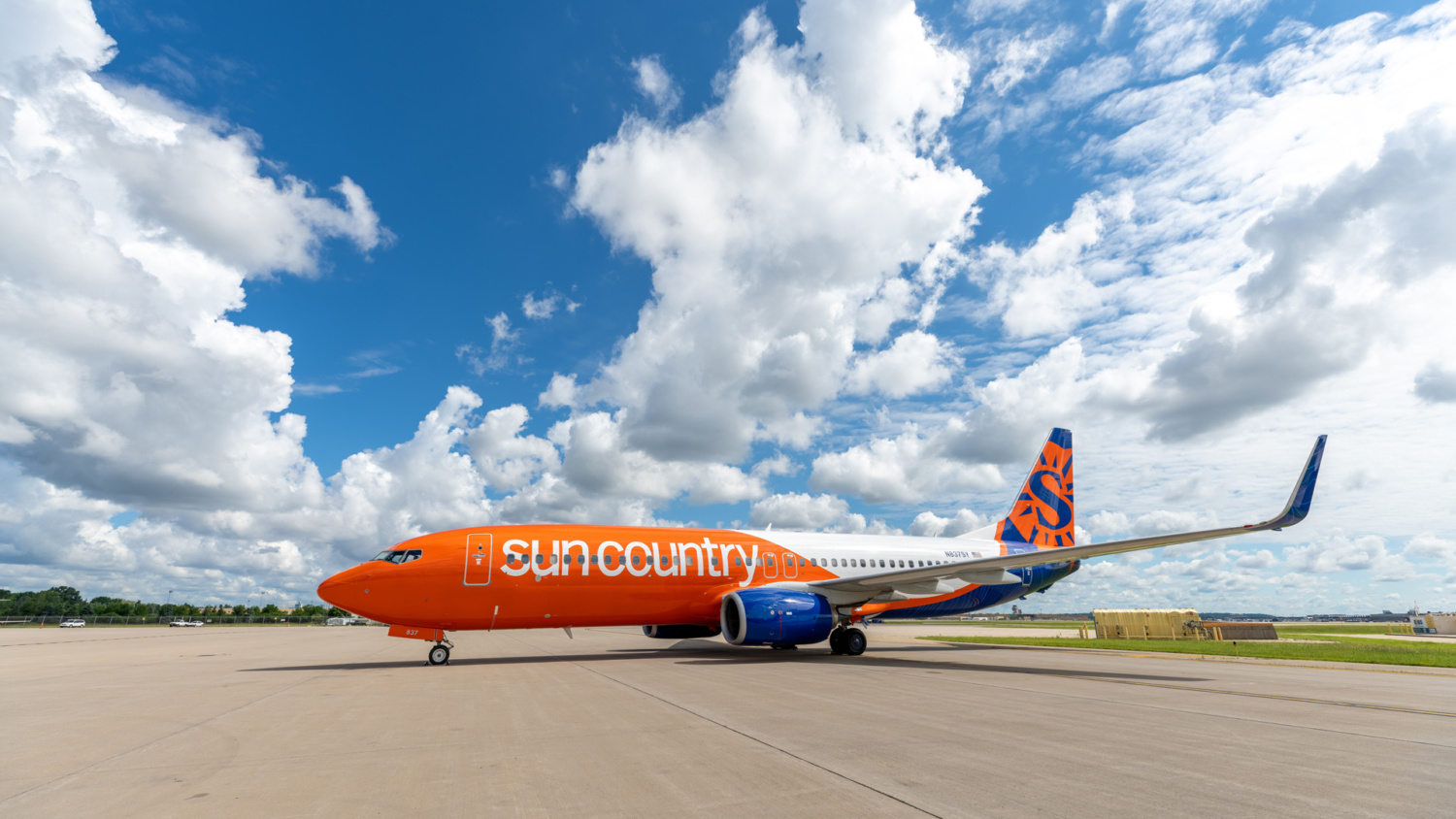 Sun Country Boeing 737 Makes Emergency Landing at Los Angeles ...