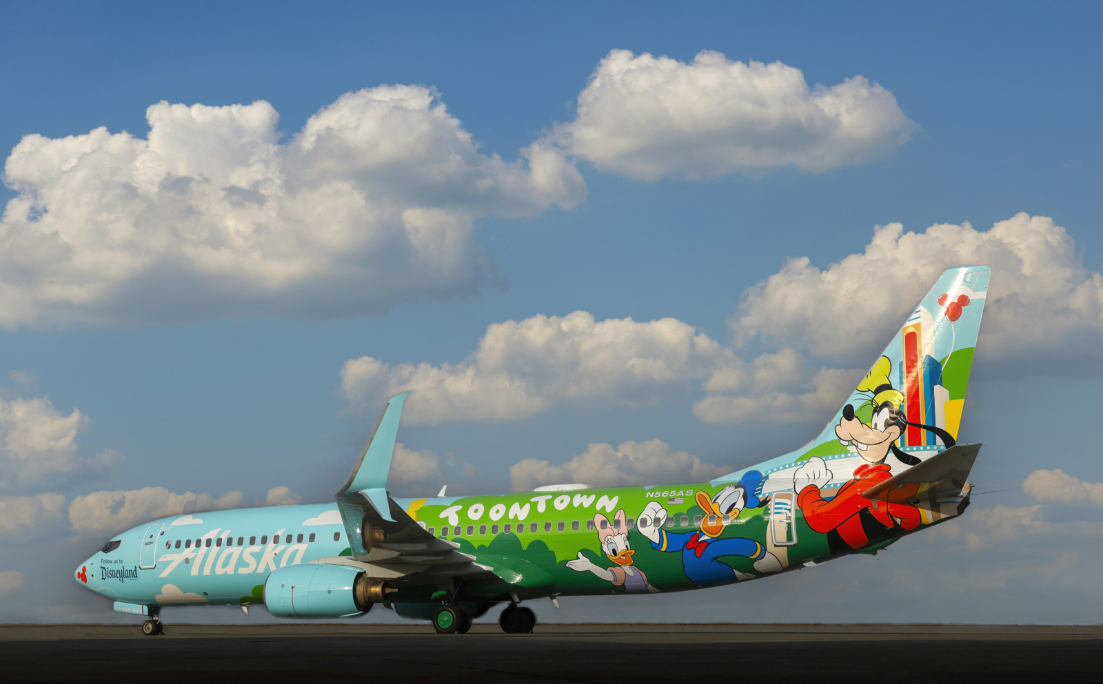 Alaska Airlines Debuts Its New Mickey Mouse Toontown-themed Livery ...