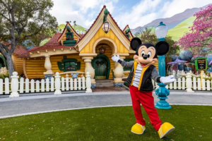 Alaska Airlines Debuts Its New Mickey Mouse Toontown-themed Livery ...
