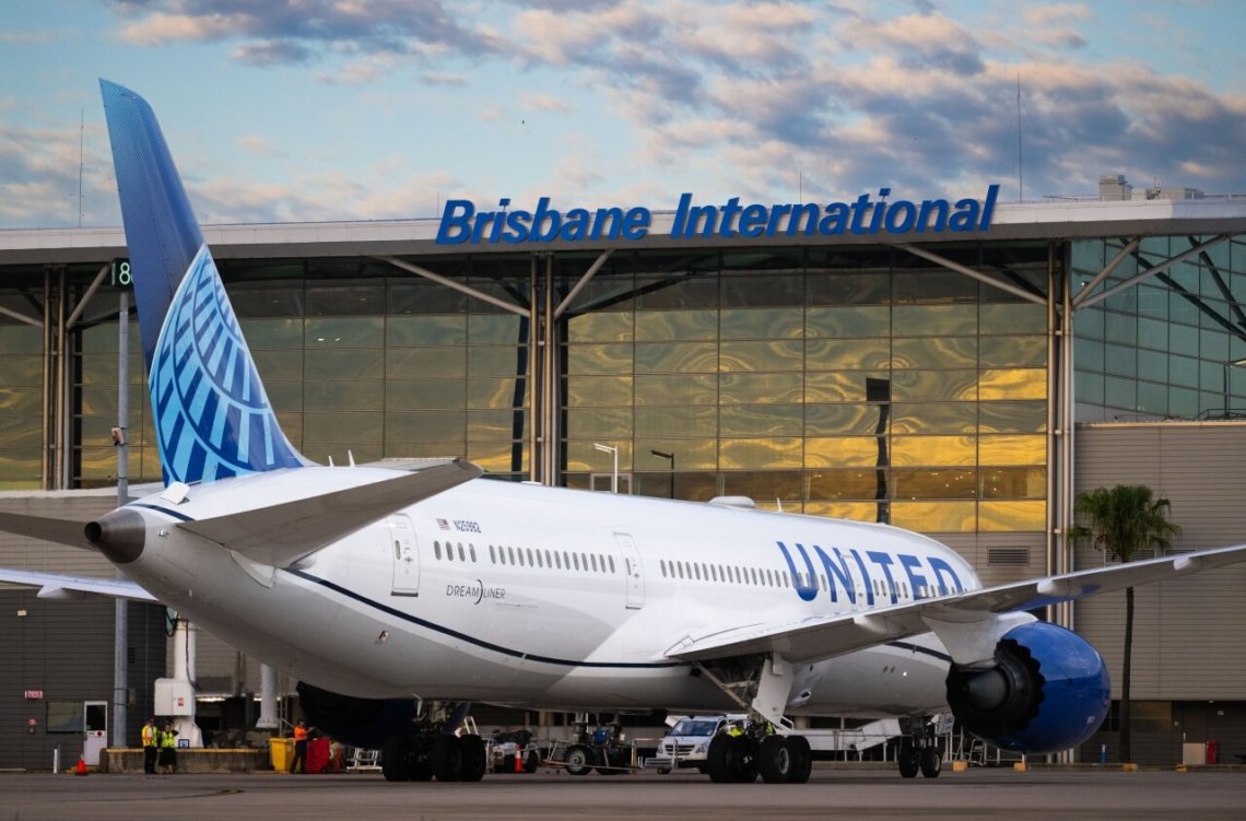 United Melbourne to Los Angeles Flight with 787 Makes Emergency Landing ...