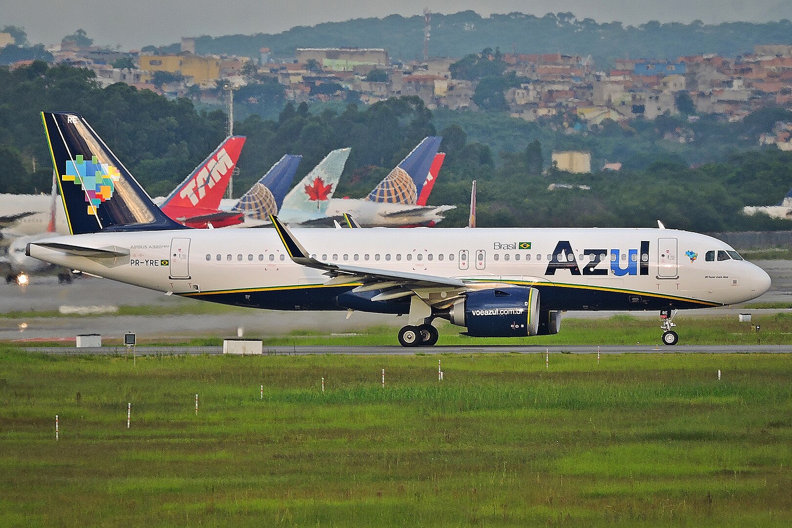 Brazil Regulator Halts United Airline’s $100 Million Azul Stake ...