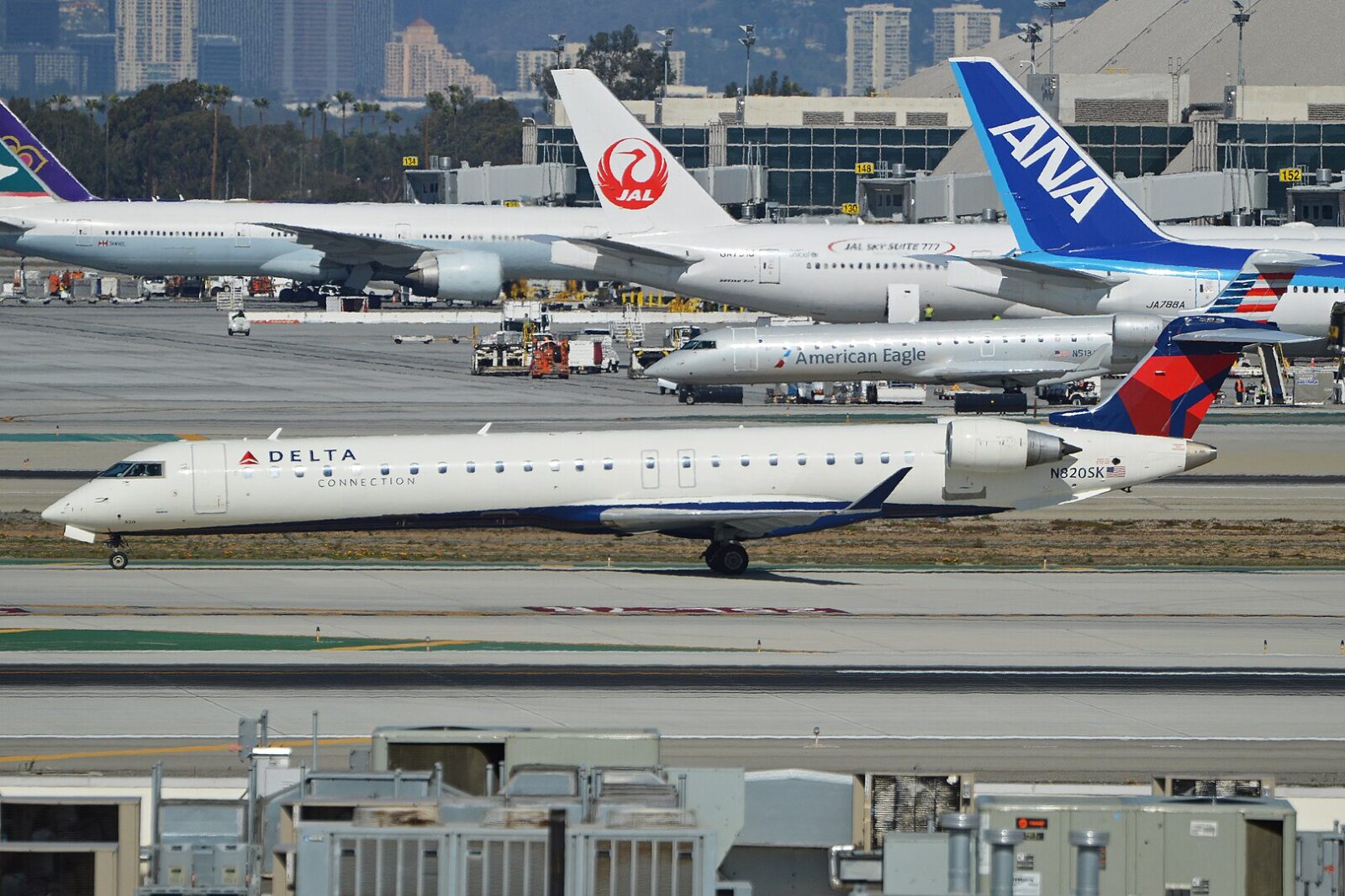 Delta Air Lines Tries to Silent its Former Pilot Over Toronto Plane ...