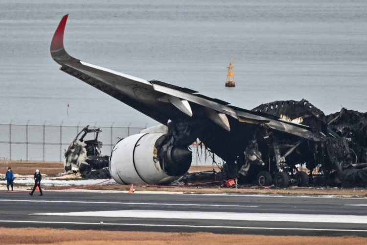 Tokyo Haneda Airport Clearing Debris of Crashed Japan Airlines A350 ...