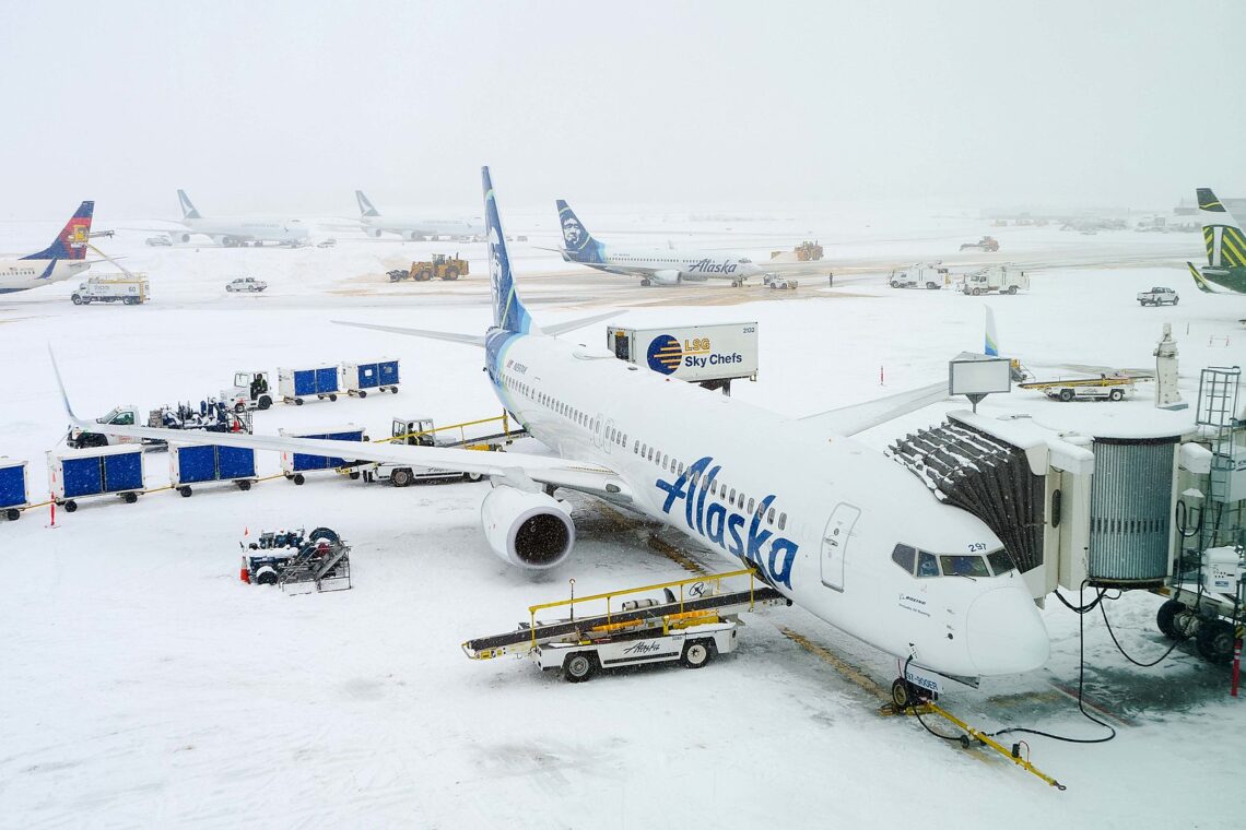 Alaska Airlines Boeing 737 Damaged While Taxing by Mechanics - Aviation A2Z