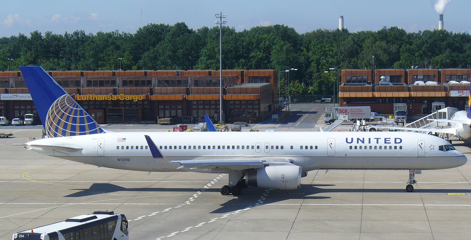 United Airlines Los Angeles to Denver Flight with Boeing 757 Lands with ...