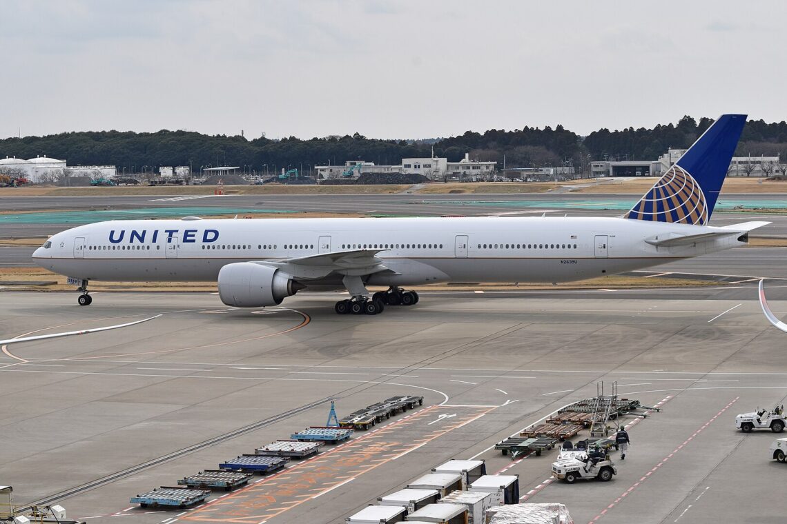 United 777 from Sydney to San Francisco Makes Emergency Landing ...