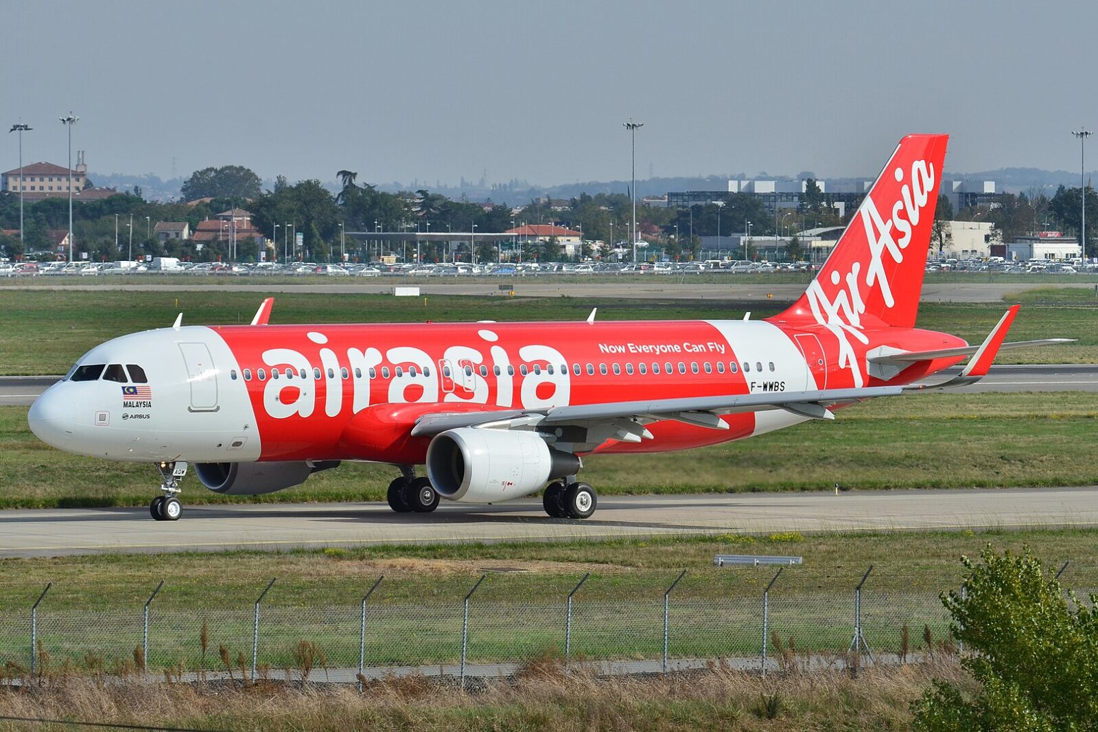 AirAsia May Order 100 New Aircraft, in Talks with Airbus, COMAC and ...