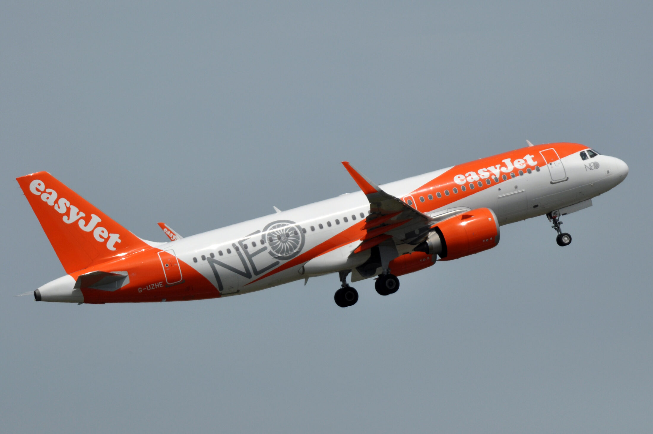 easyJet A320 Grounded After Mid-Air Engine Fire in Italy - Aviation A2Z