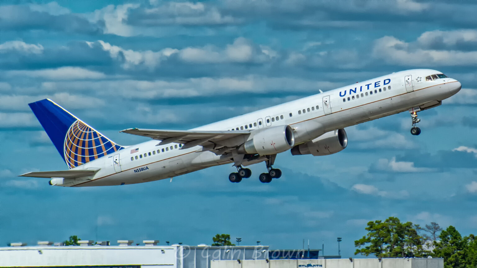 United 757 Pilots Lands at Newark With One Engine Shut - Aviation A2Z