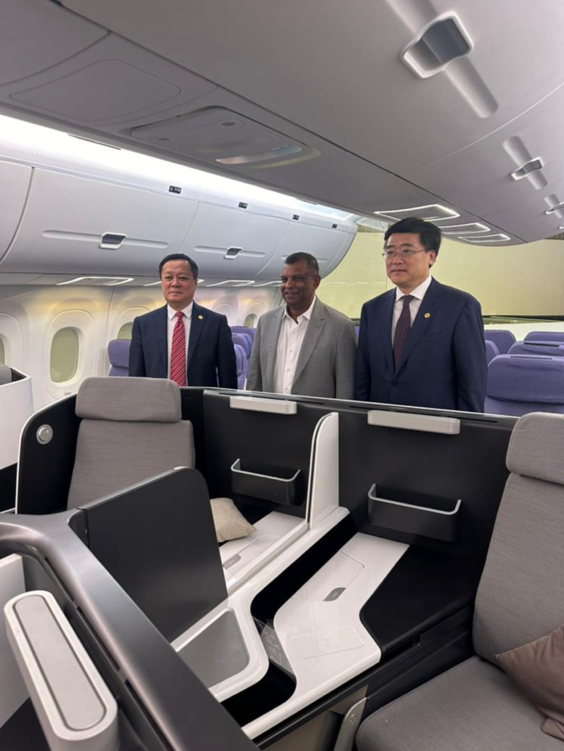 AirAsia CEO Tony Fernandes Praises COMAC Strategy During China Visit ...