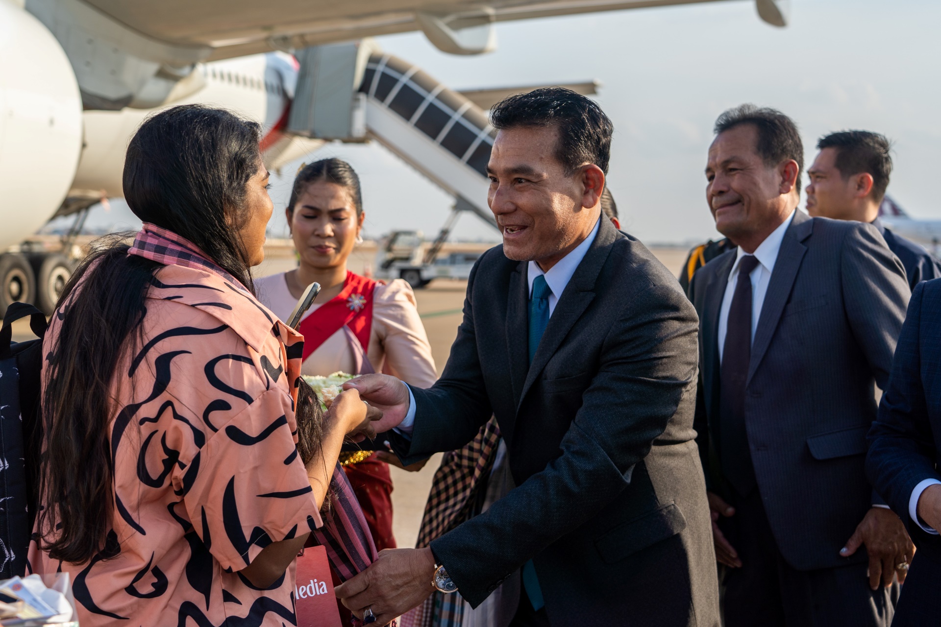 Emirates Restarts Flight to Phnom Penh via Singapore with 777 ...