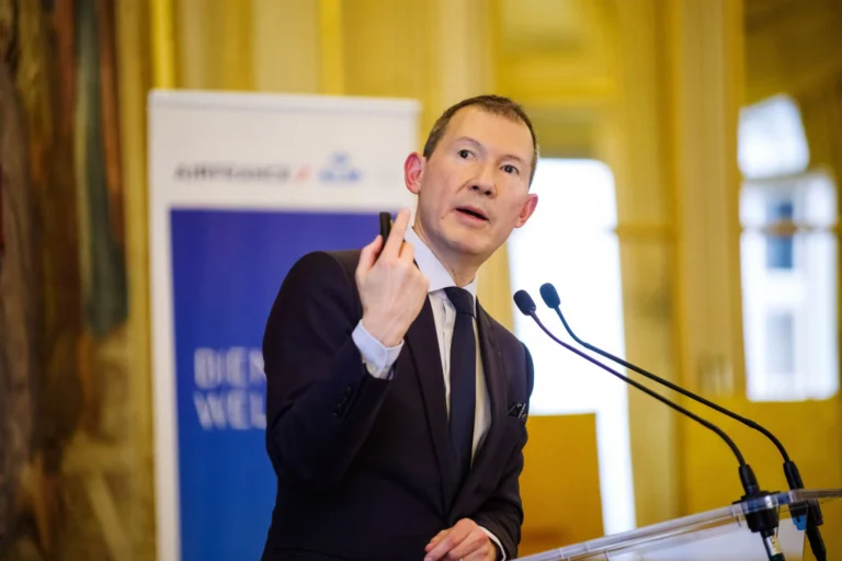 Air France-KLM Group CEO Benjamin Smith Salary and Compensation ...