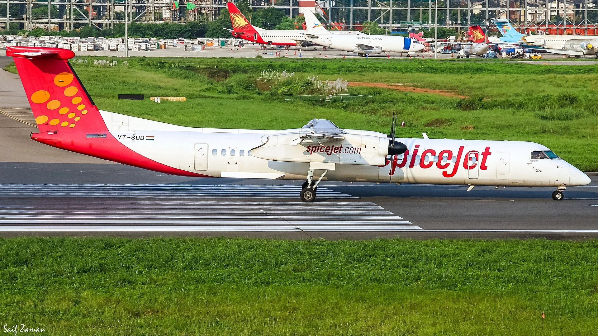 SpiceJet Q400 Loses Wheel at Takeoff and Flight Makes Emergency Landing ...